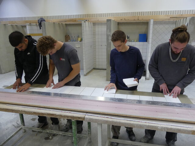 Fliesen-/Platten- und Mosaikleger:in